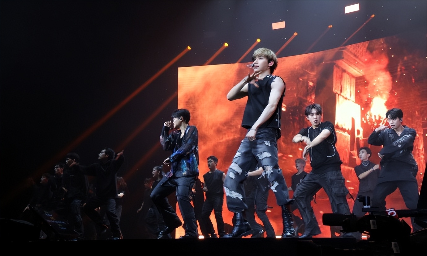 The first lady of South Korea is in the same frame as the idol group ...