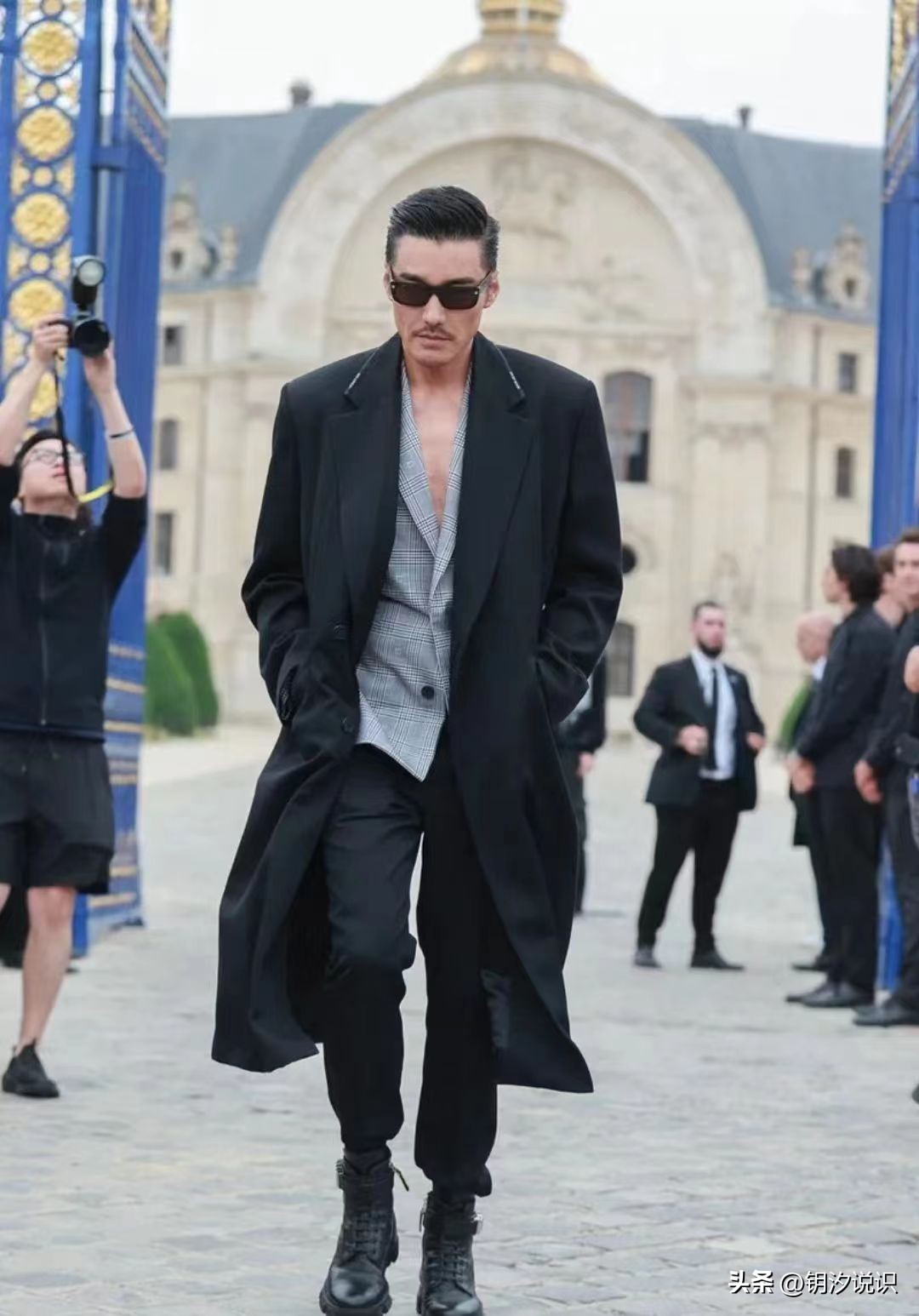 Hu Bing is too cool, with a gray suit and a black trench coat, he looks ...