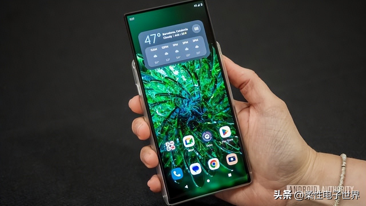 Motorola Rizr vertical scrolling screen mobile phone gets started, 5 ...