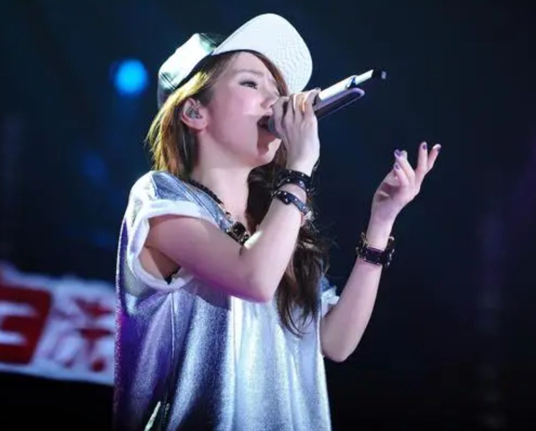 Deng Ziqi's unique music style is very popular! - iNEWS