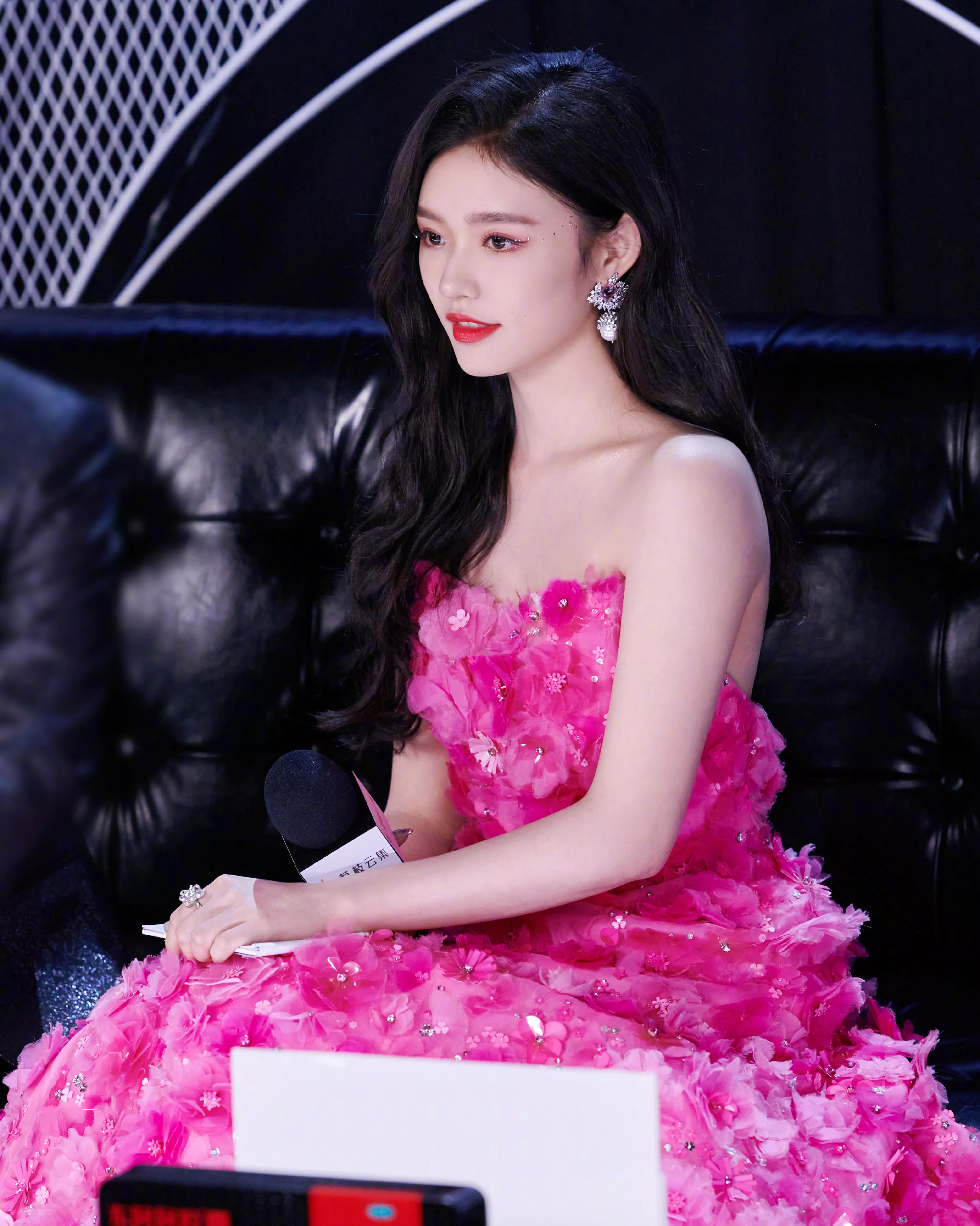Lin Yun hosted the New Year's Eve party, wearing a pink flower dress ...