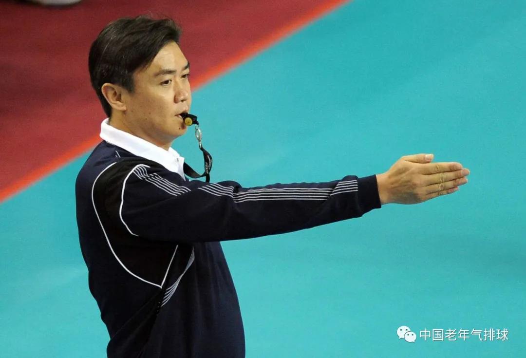 What are the responsibilities of the first referee in volleyball? - iNEWS