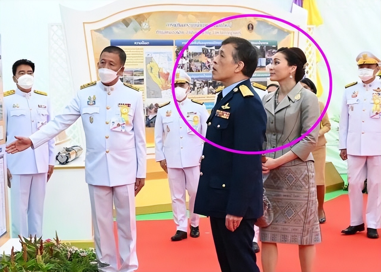Queen Suthida is affectionate, staring at the 70-year-old Thai king in ...