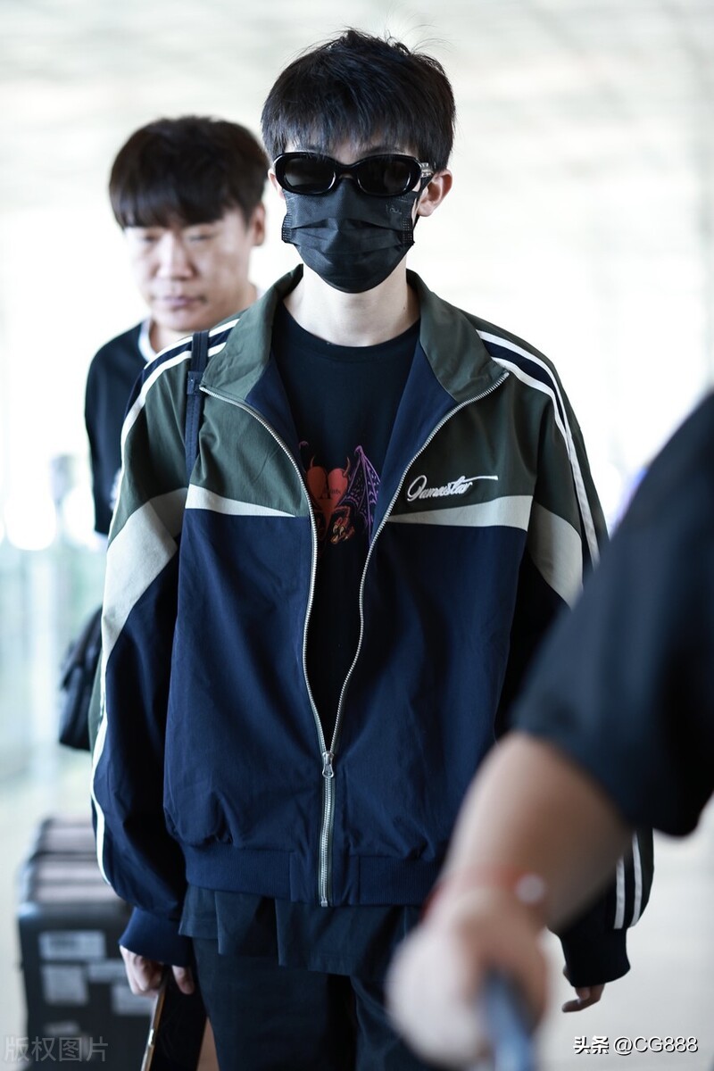 Lin Mo appeared in Beijing Airport star airport photos - iMedia