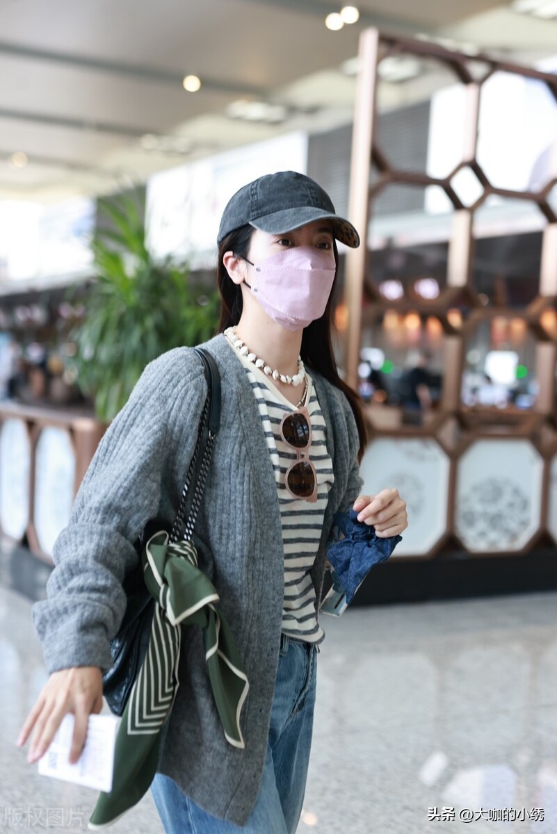 Li Sheng appeared at Shanghai Hongqiao Airport, wearing a gray knitted ...