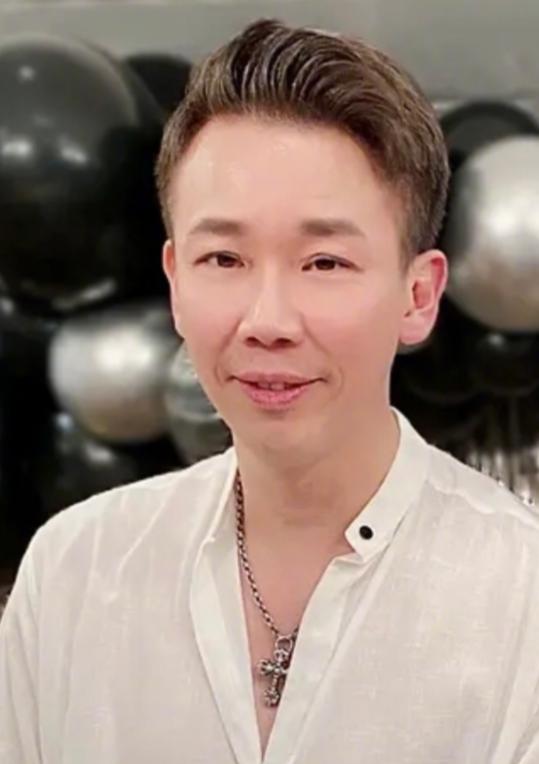 Tao Zhe's recent photos have changed a lot, the law pattern is ...