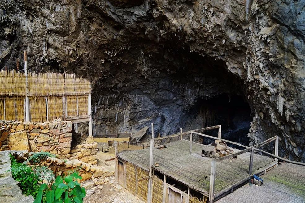 The last cave village in Yunnan, the whole village has been hidden in ...