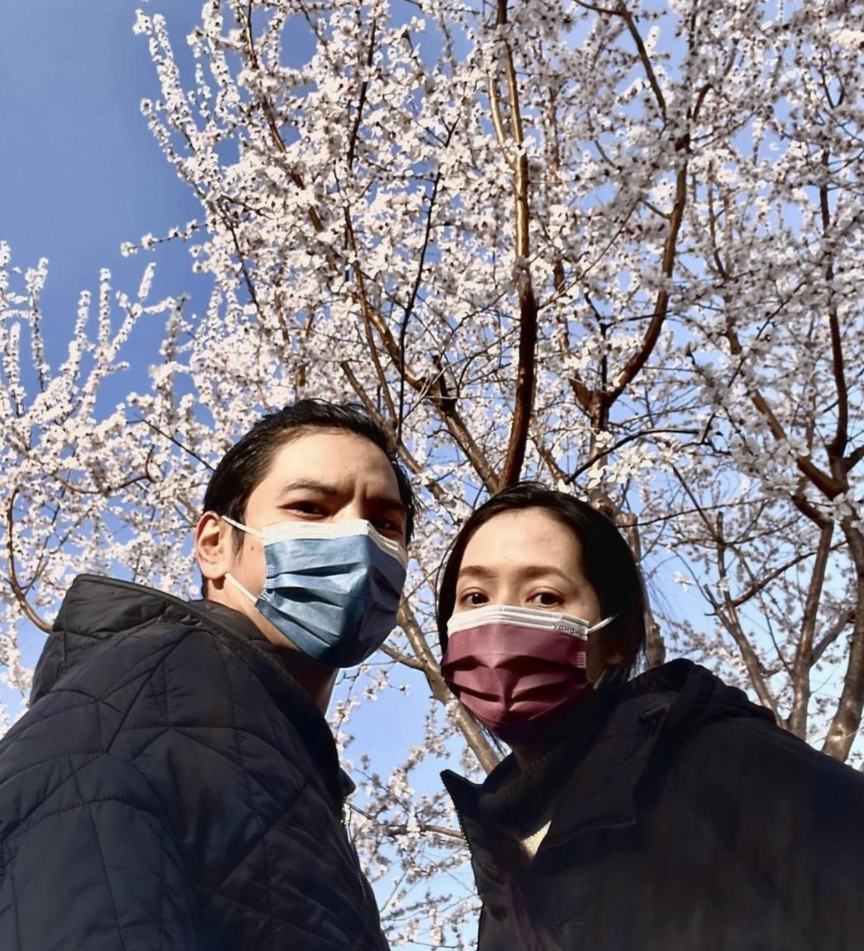 Xiang Zuo took a group photo with the couple, the two stood in the same ...