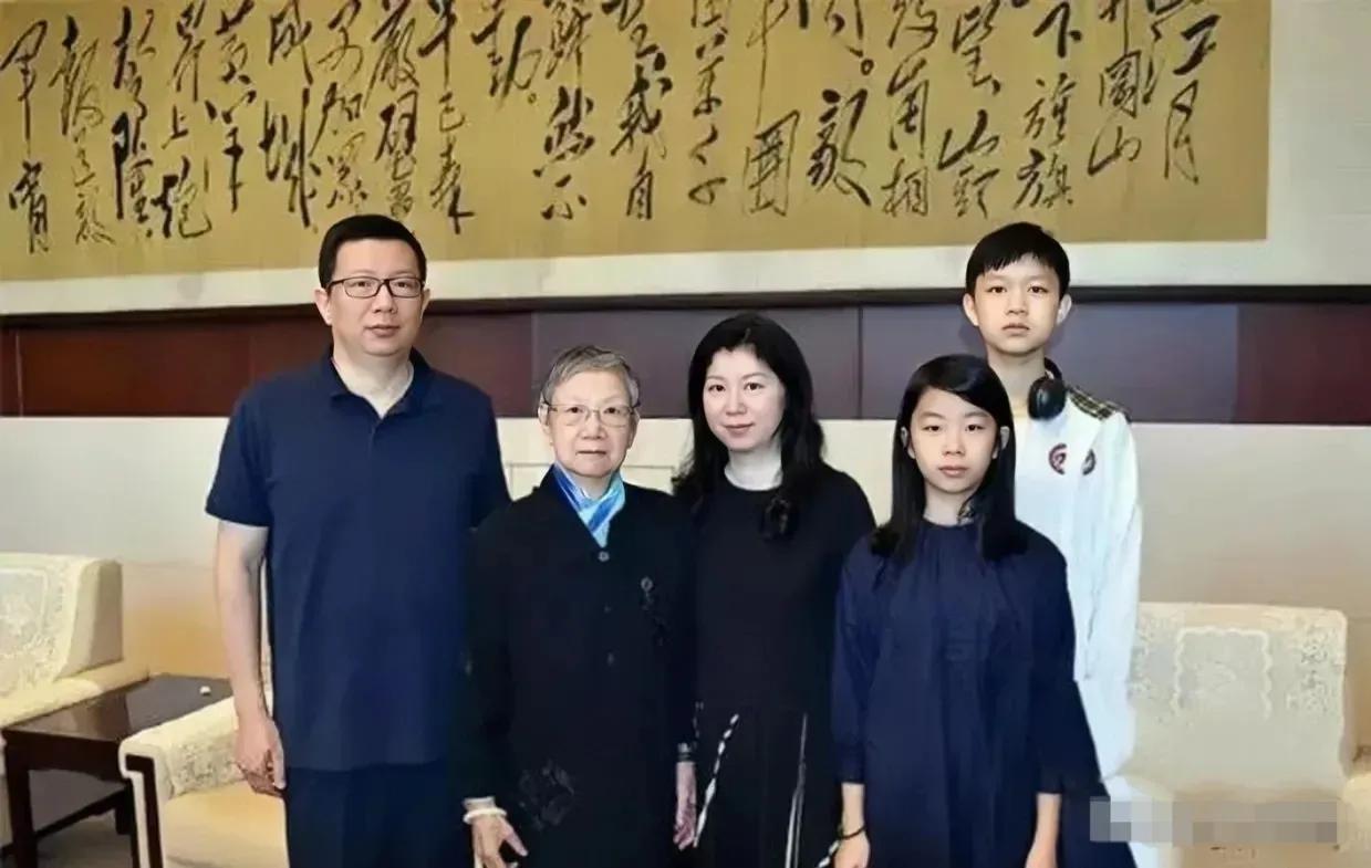 A group photo of Liu Siqi and his family, look at the man on the left ...