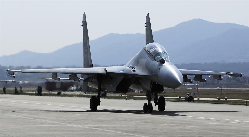 The first exposure of the improved J-15: the wingtip pylon is changed ...