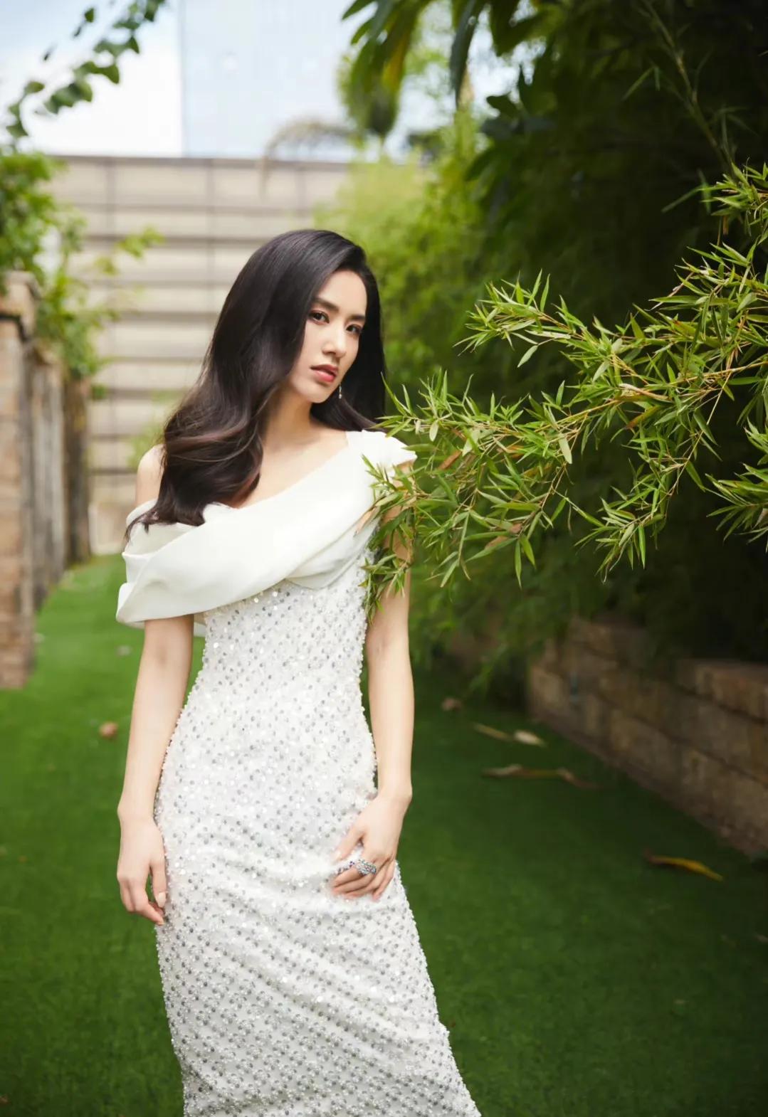 Sexy goddess, lady Huang Shengyi - iNEWS