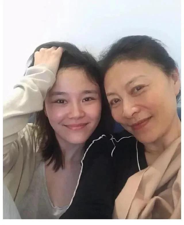 Actor Yue Hong: As a single mother for 32 years, she listens to her ...