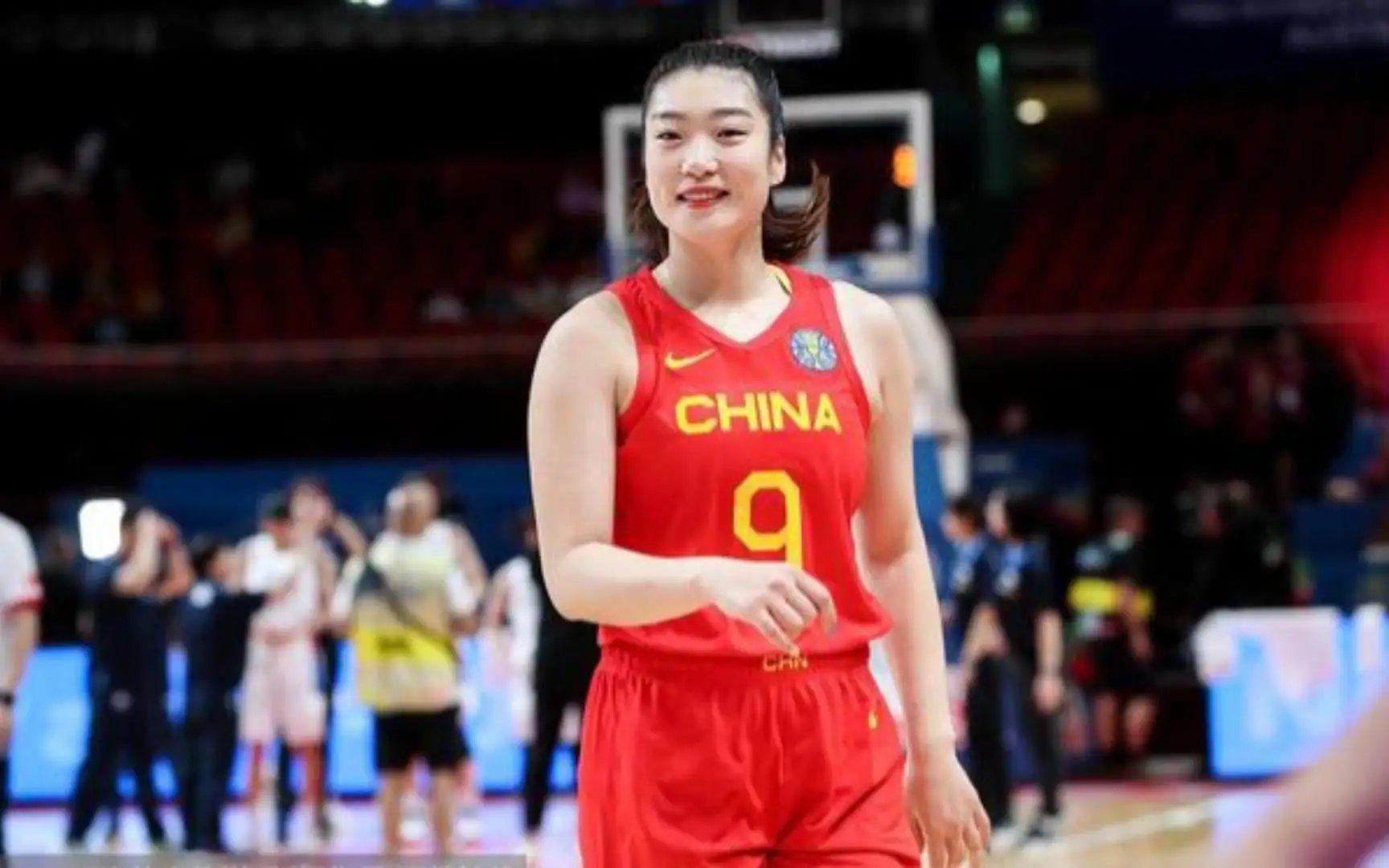 5 years of hard work!The hero behind the women's basketball officially retired, Zheng Wei is his ...