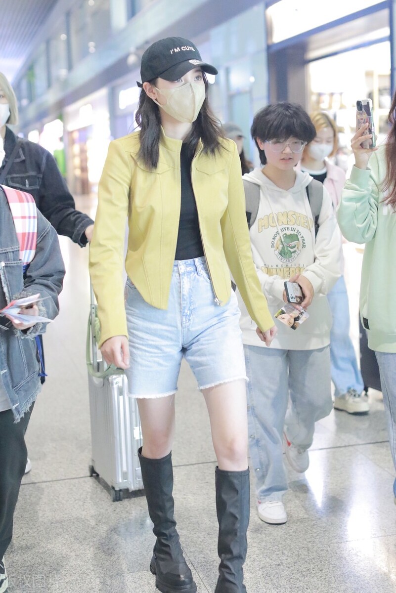 Ouyang Nana goose yellow jacket + denim shorts + black boots youthful ...