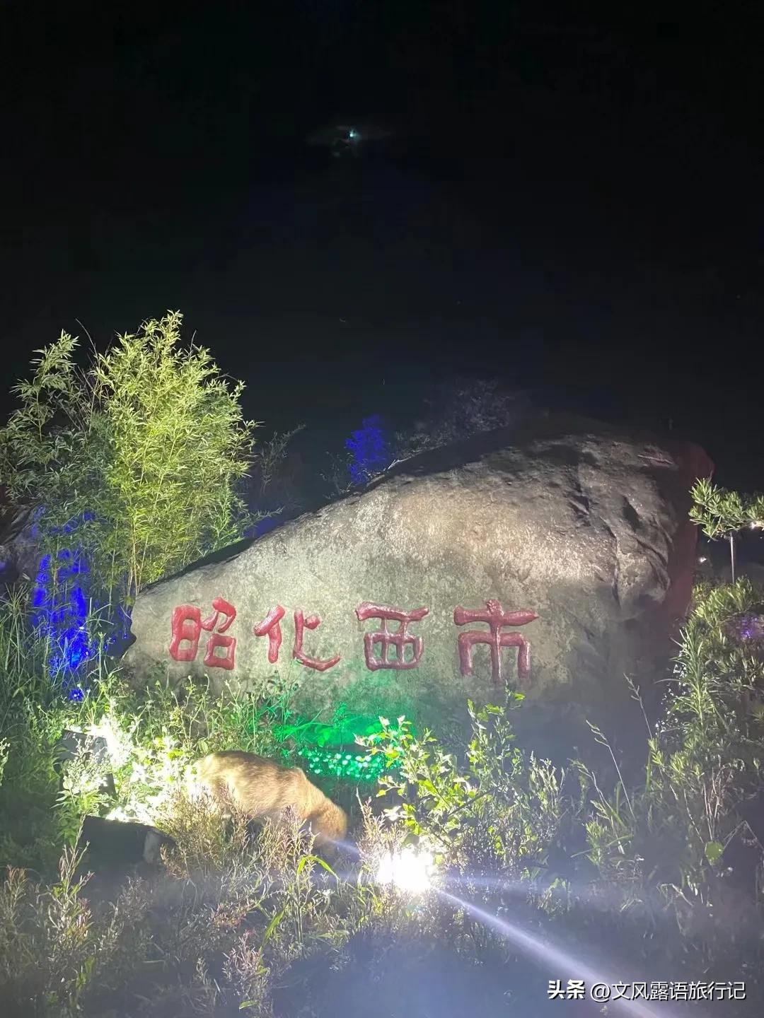 Thousands of people surrender during the day, and 100,000 bright lights ...