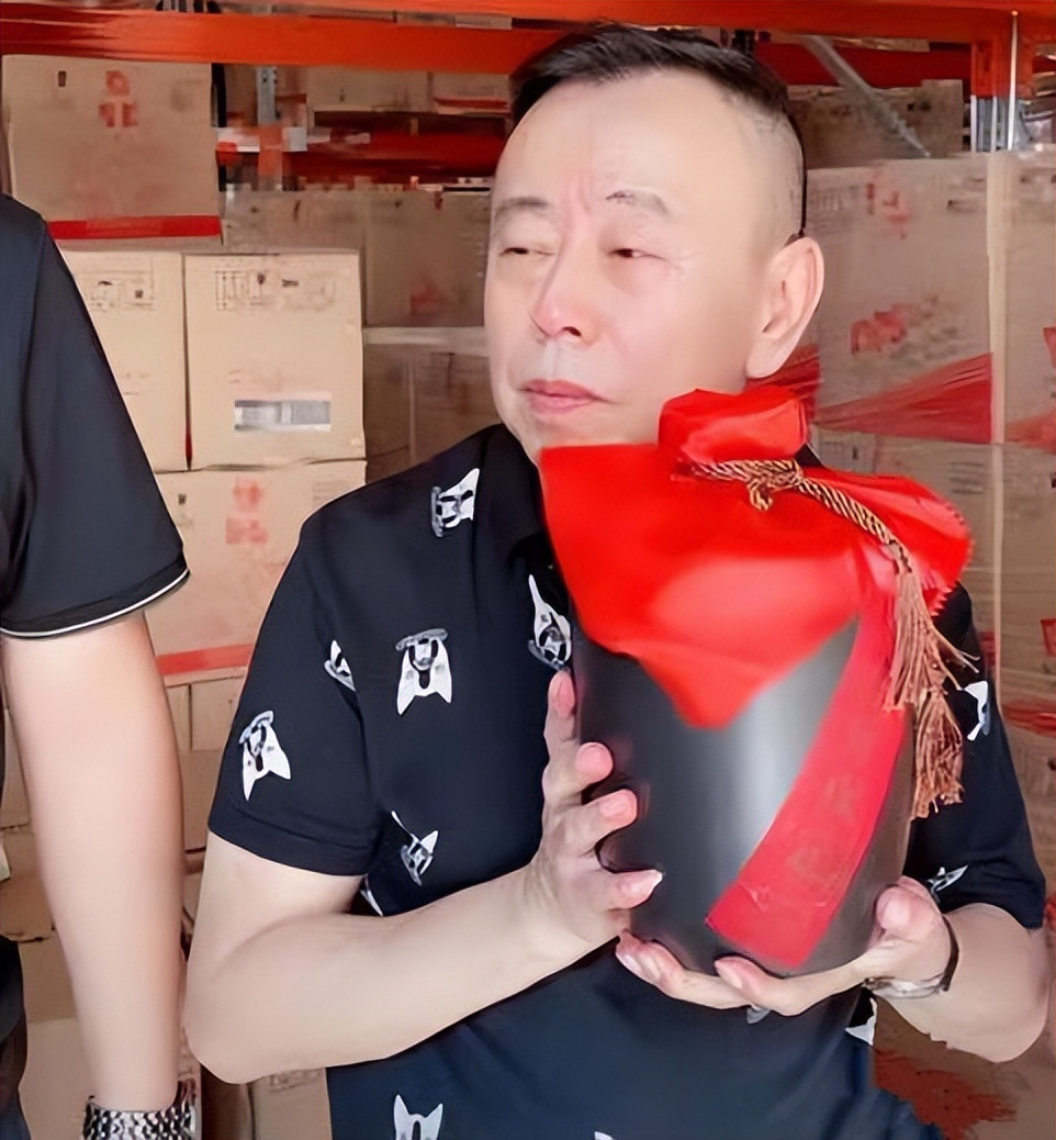 Pan Changjiang appeared in the hospital wearing a hospital gown ...