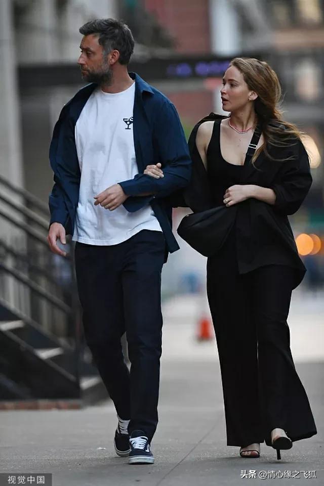 "Big Cousin" Jennifer Lawrence and her husband go out for a walk arm in ...