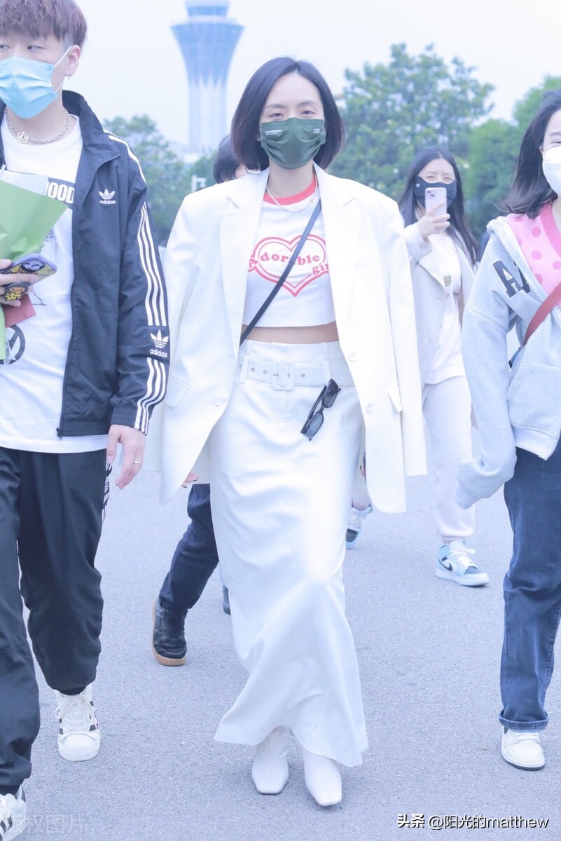 Liu Xijun appeared at Changsha Airport, wearing a white suit full of ...