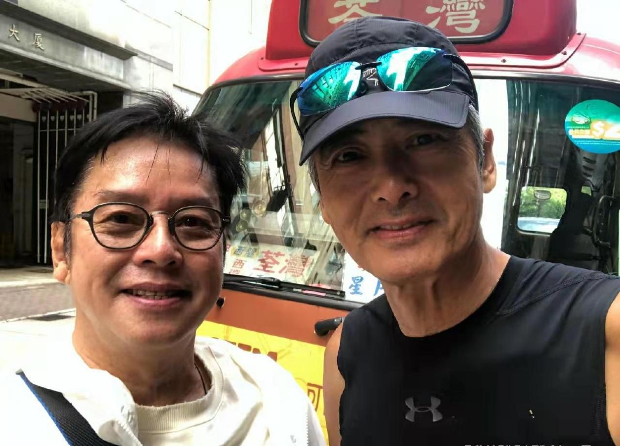 Alan Tam meets Chow Yun-fat on the street!The two dressed simply, and ...