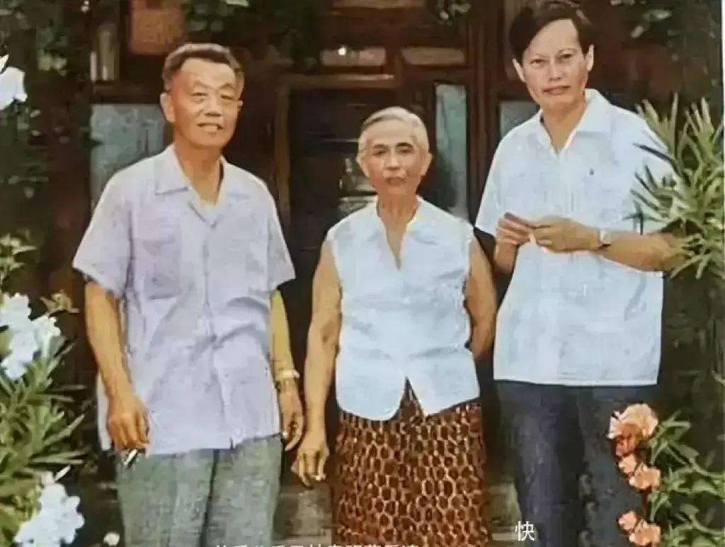 In 1971, Yang Zhenning and his father-in-law Du Yuming and mother-in ...