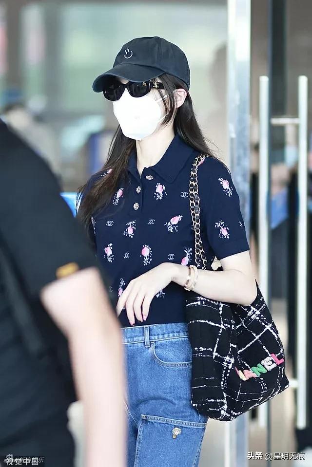 Tang Yan wearing a baseball cap appeared at the airport with printed ...