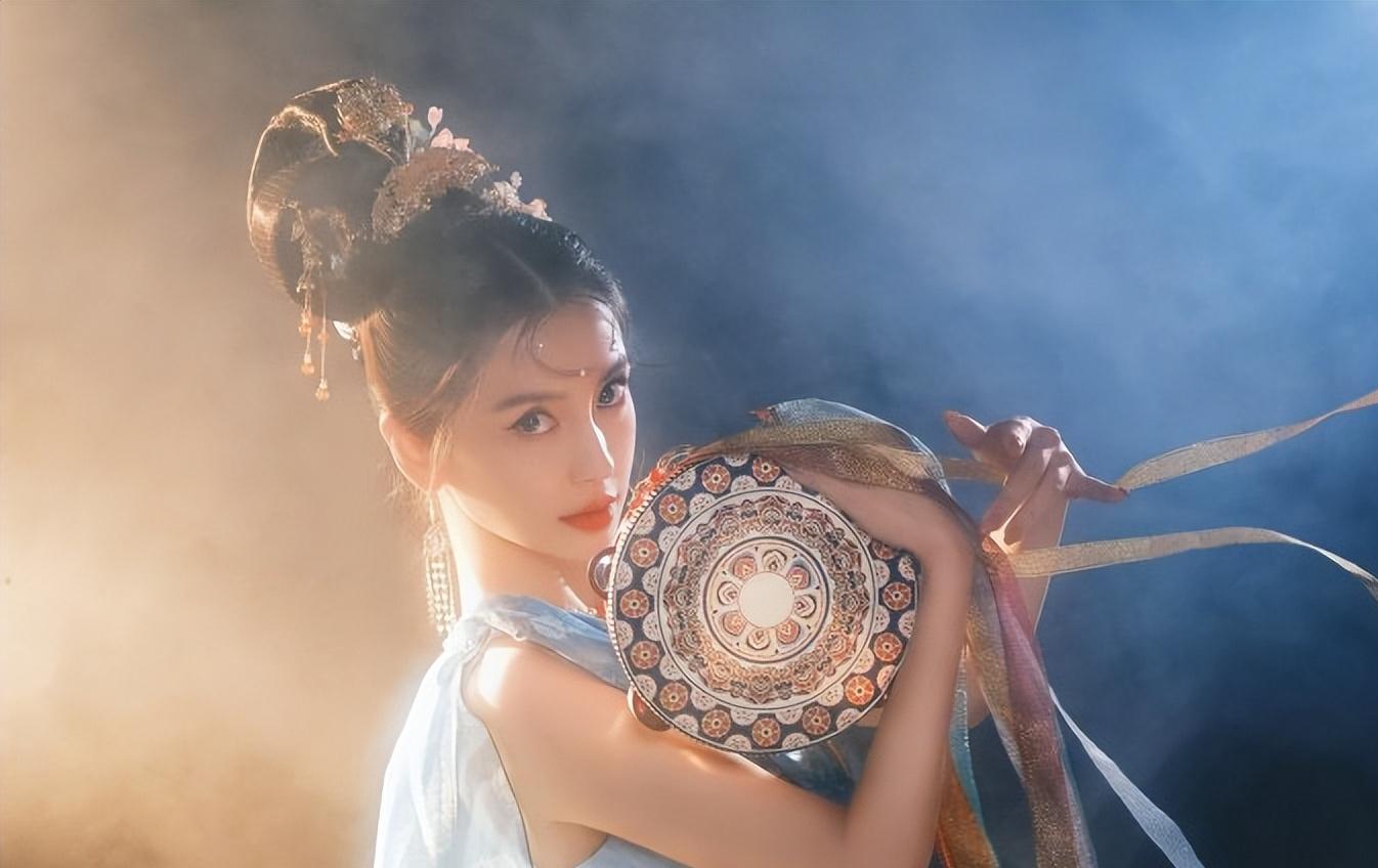 Angelababy Dunhuang goddess style photo dancing between light and ...