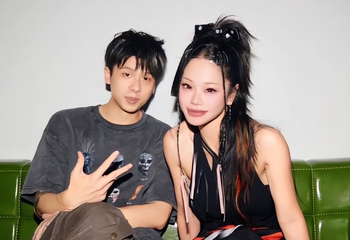 Rapper Pharaoh three in three out! The smog filled the circle, and ...