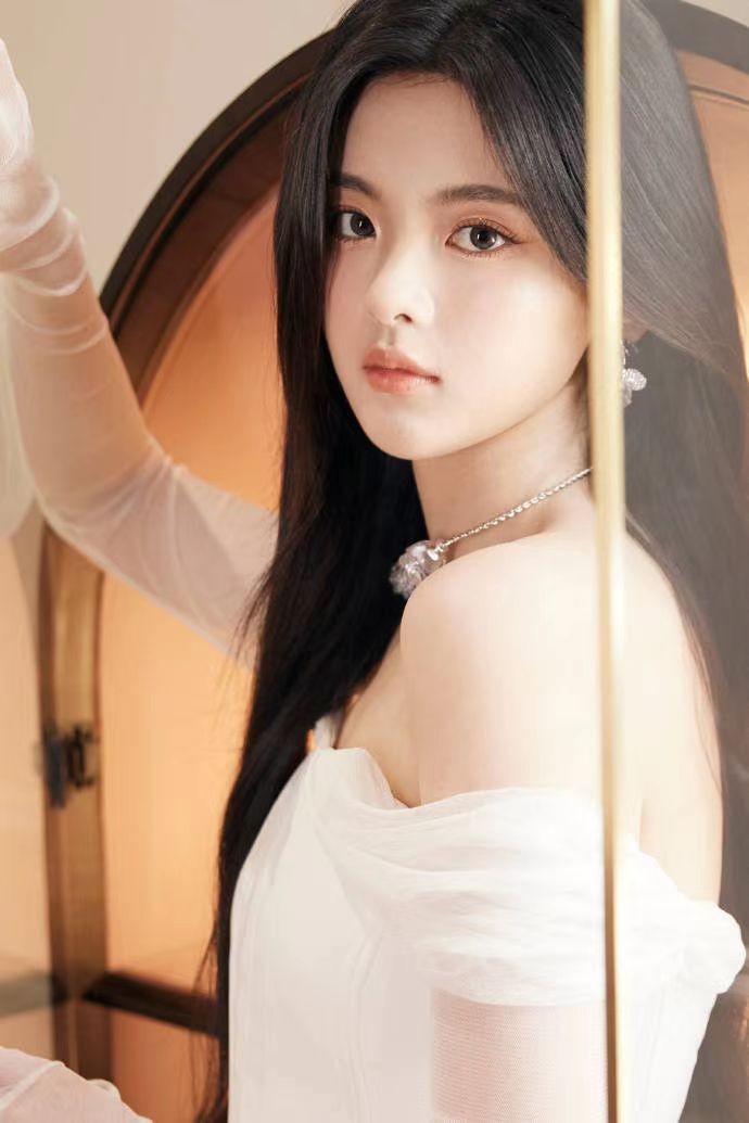 Yang Chaoyue is super beautiful in a tube top dress! Fair skin and beautiful long legs are too ...