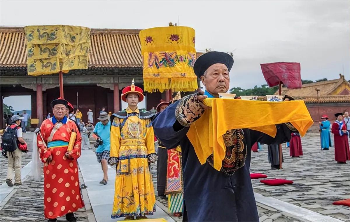 The grandson of Qianlong VII "wears a dragon robe" and wears "the ...