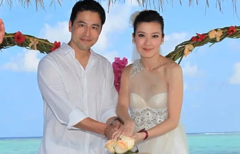 Lin Xilei: Taking a photo with her husband, she is slender like a girl ...