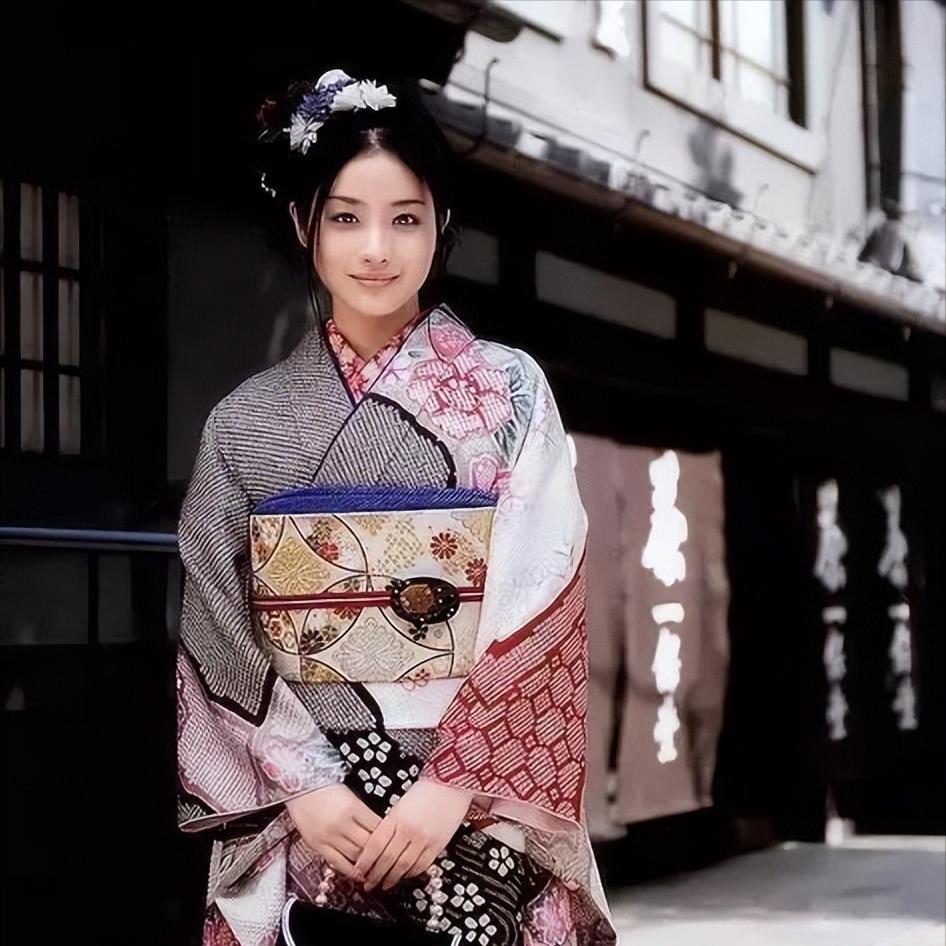 Exquisite details of traditional Japanese kimonos with international ...