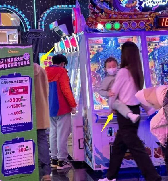 Lin Feng's family of 3 met by chance! Zhang Xinyue held her 2-year-old ...