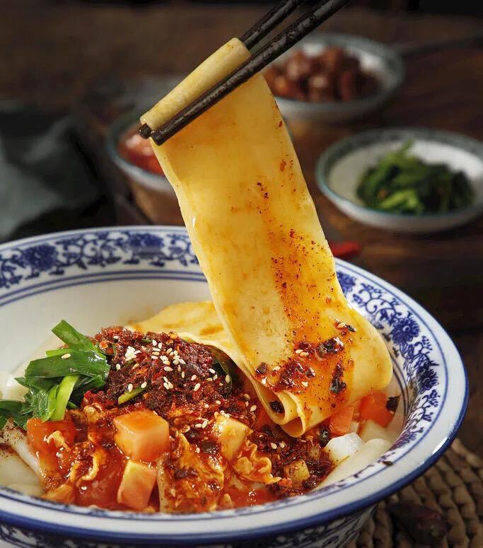 Shaanxi people's favorite oil-splashed noodles, the home version tells ...
