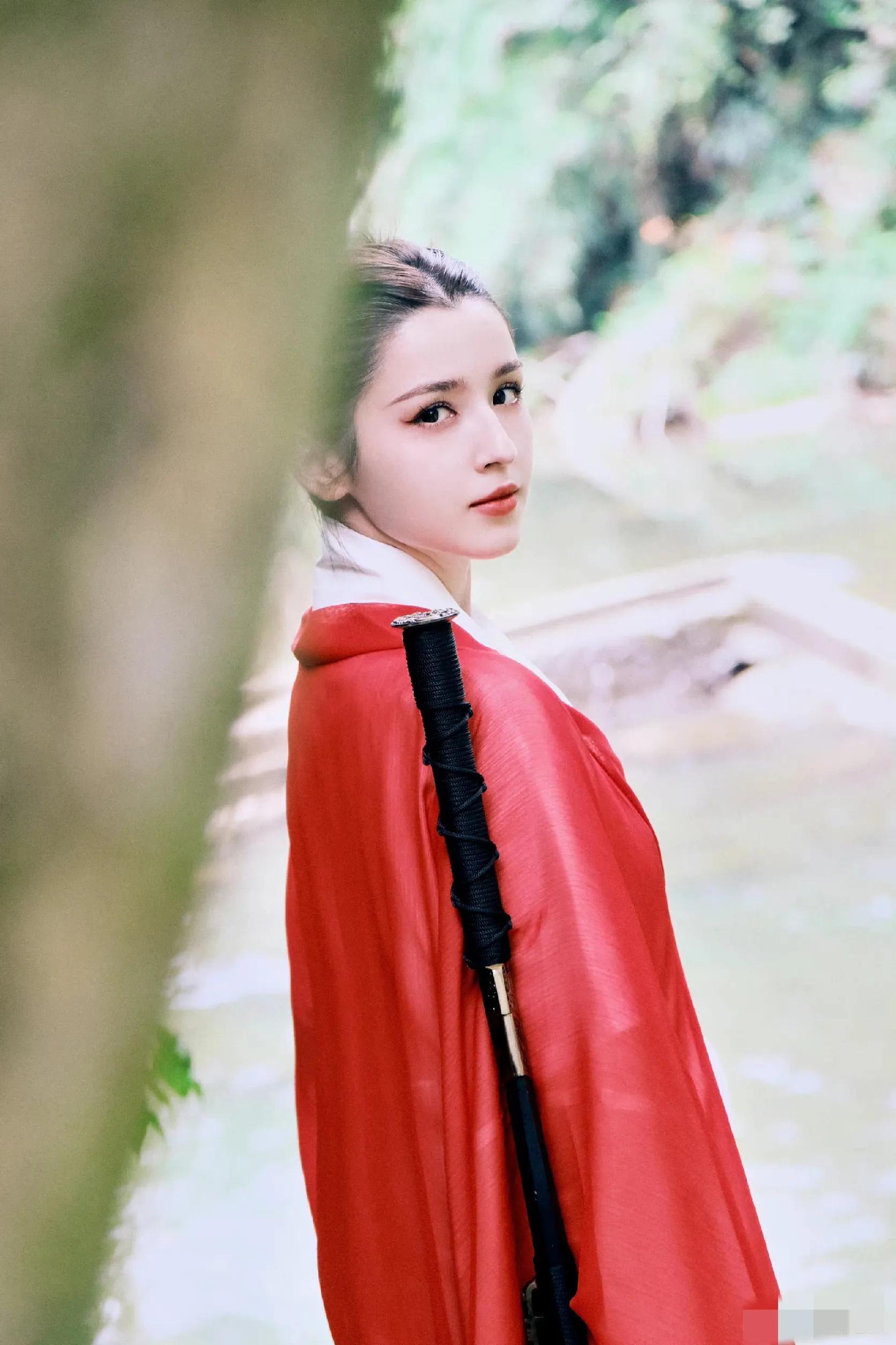 Bailu and Hanikezi, the two actresses in red, are both in red. Who ...