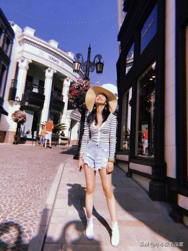 Yang Caiyu, with delicate facial features, shallow dimples, beautiful ...