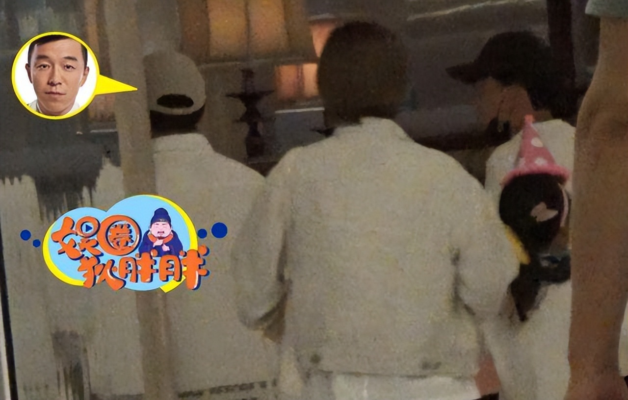 Huang Bo and his wife travel with their baby, the wife looks exquisite ...
