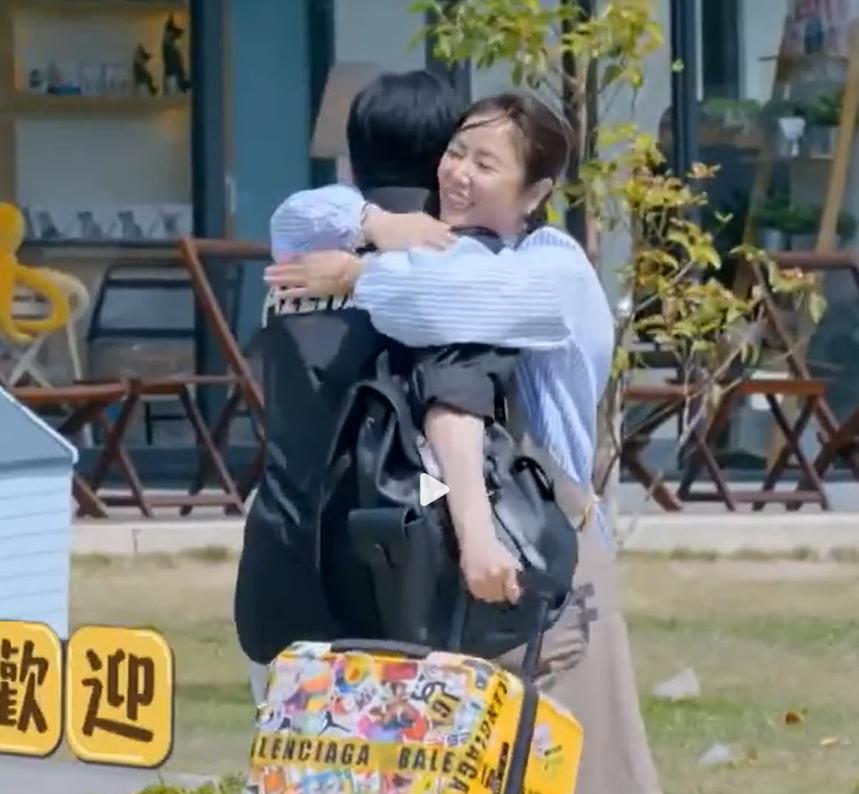 After 25 years, Ruby Lin appeared on the show with Su Youpeng. When they met, they embraced each ...