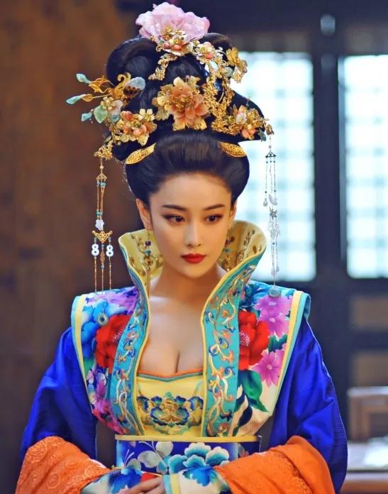 Why did Queen Wang lead the emperor's lover to her side and put a bomb on her side? - iNEWS