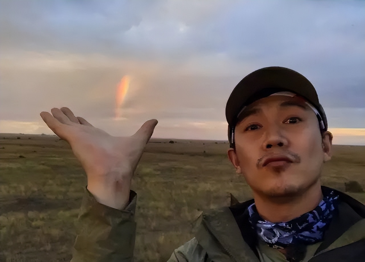 Lu Yi opened his voice and sang the theme song of "That Moment", Mr ...