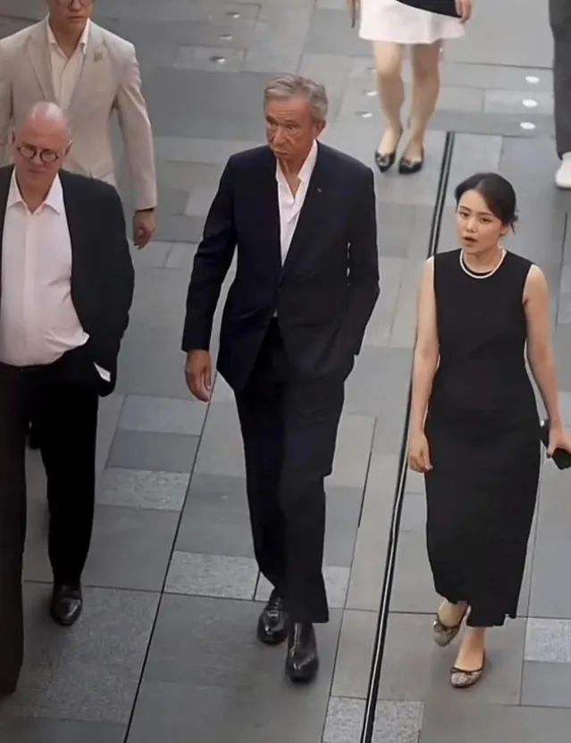 LV president visits Taikoo Li stores, and he is accompanied by a ...