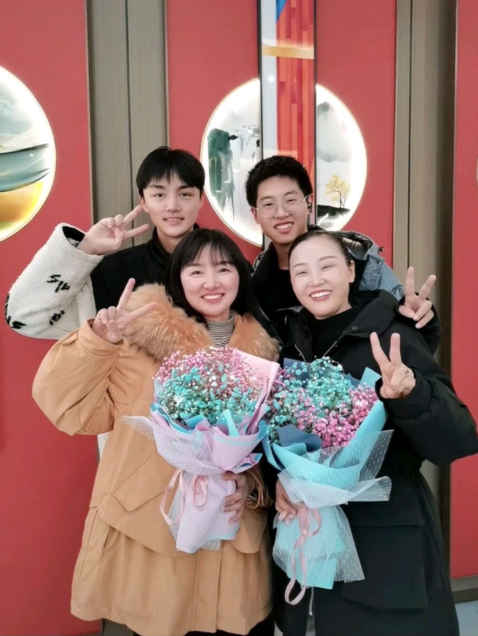 The picture of our Sun Zhuo and Wen Le sending flowers to mother is ...