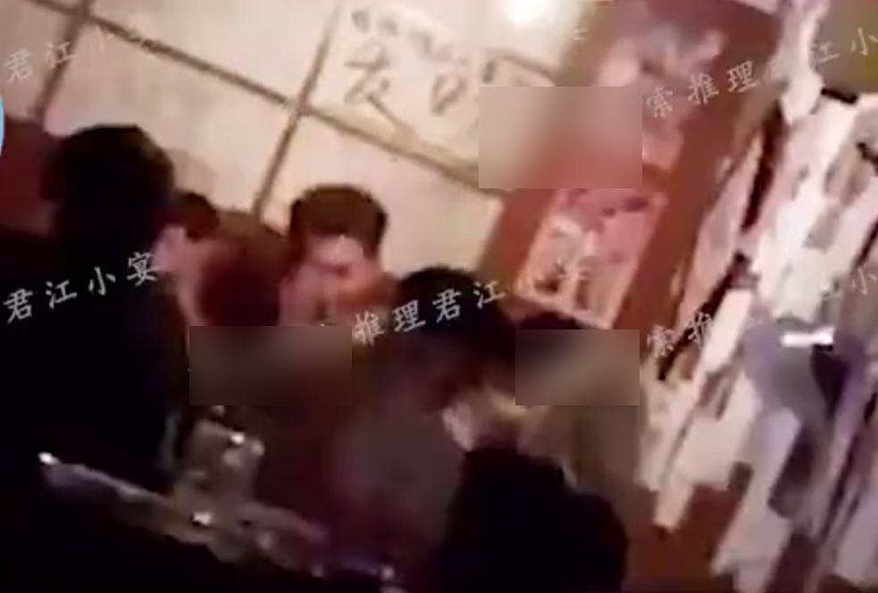 Suspected that Hua Chenyu brought Wang Yueyi to the dinner, the two were inseparable from the ...