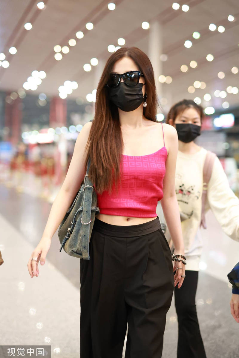 Yu Shuxin appeared at the airport, wearing a red sling collarbone eye ...