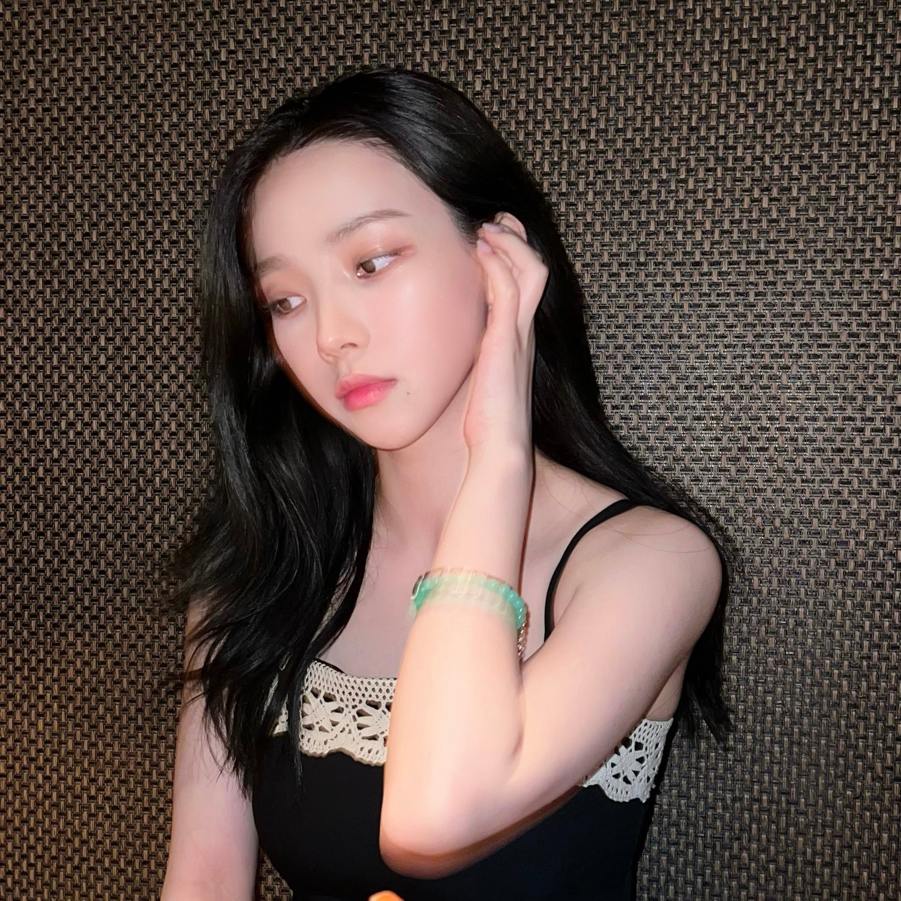 Known as a "swan neck" beauty, aespa Liu Zhimin wears a suspender skirt ...