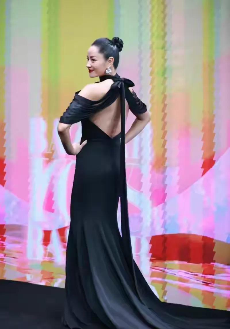 51-year-old Qu Ying is the best on the Bazaar red carpet - iNEWS
