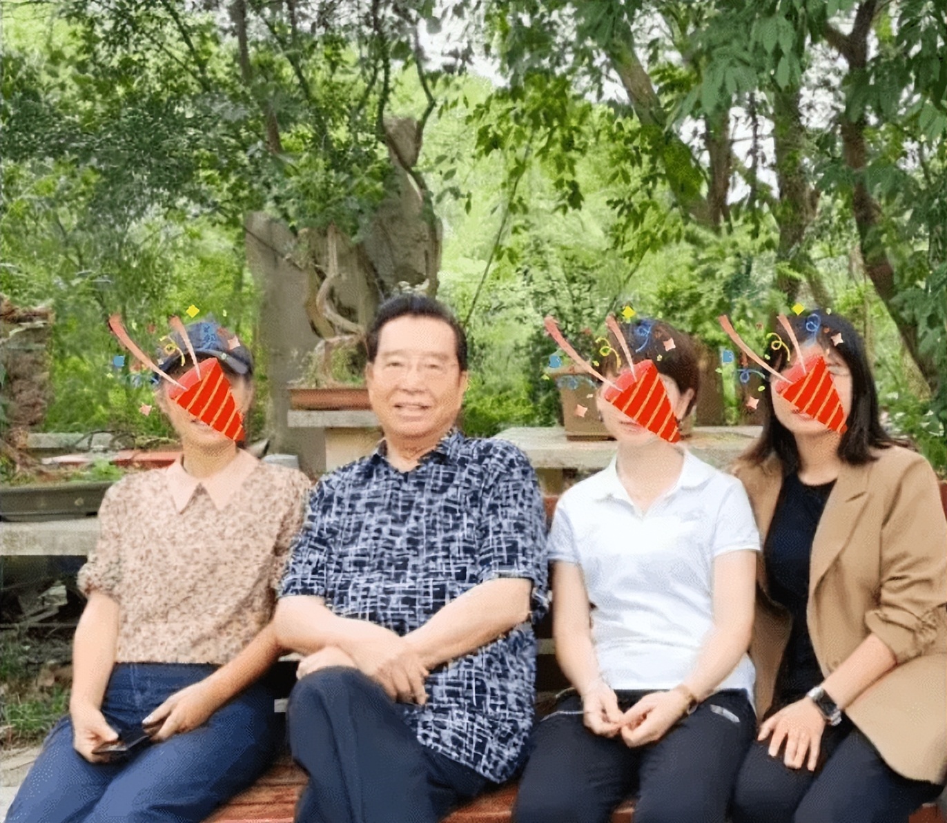 84-year-old Li Shuangjiang travels with his son, his attitude is ...
