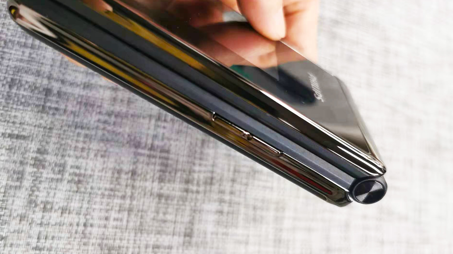 Clamshell shape full mirror screen design, this Philips feature phone ...