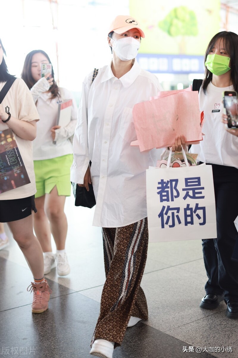 Tan Weiwei appeared at the Beijing airport and met fans all the way to ...