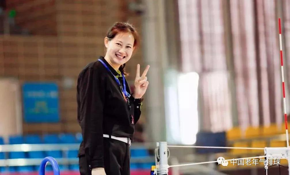 What are the responsibilities of the first referee in volleyball? - iNEWS