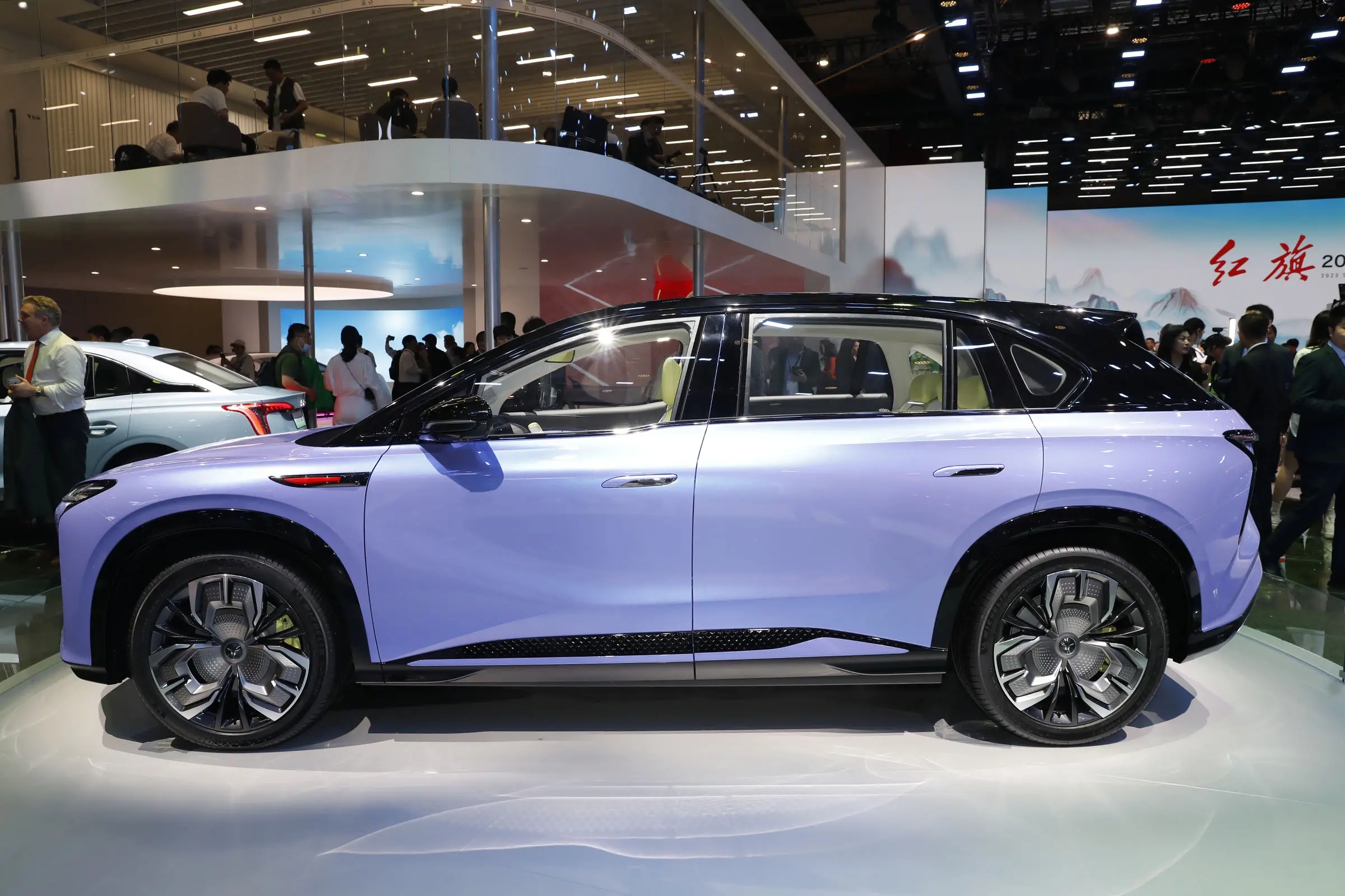 I want to know who are the people who drive the Hongqi E202? - iMedia